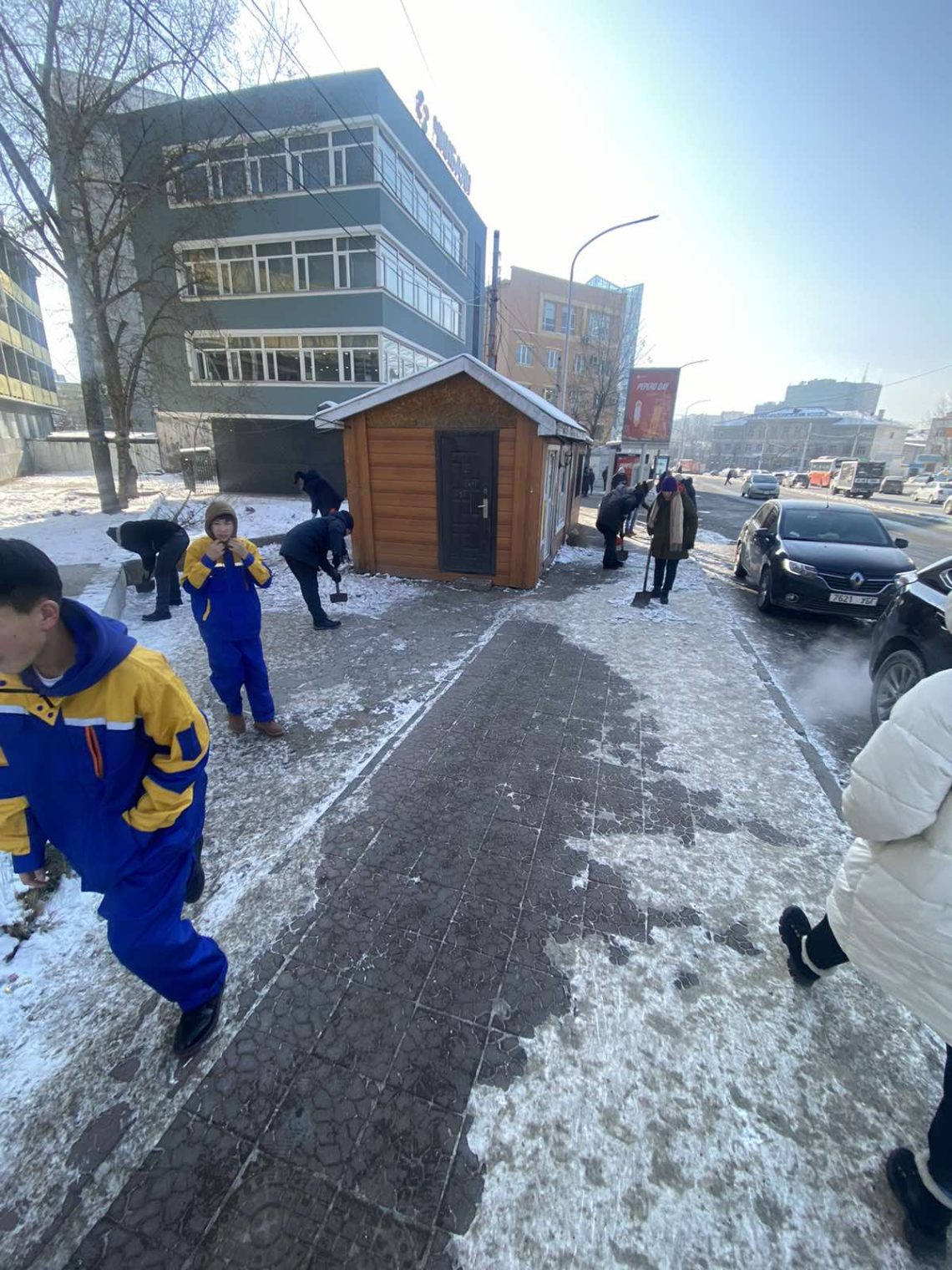 Joined the "Let's clear the snow" campaign. » USUT.mn